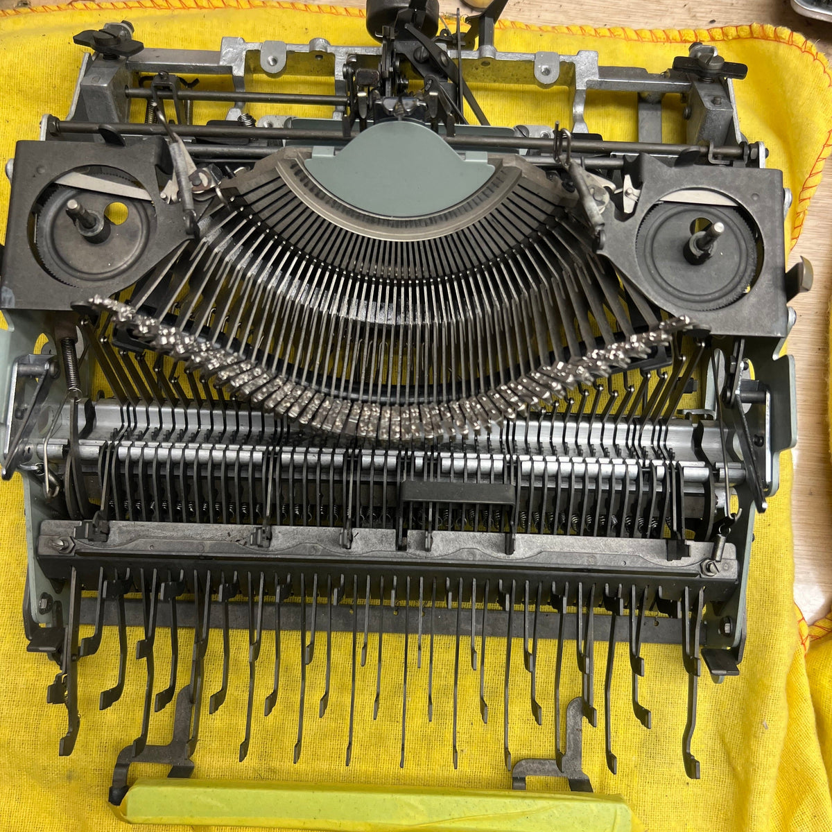 Hermes 3000 Typewriter - Cursive Script Typeface - UK & WORLDWIDE – Mr ...